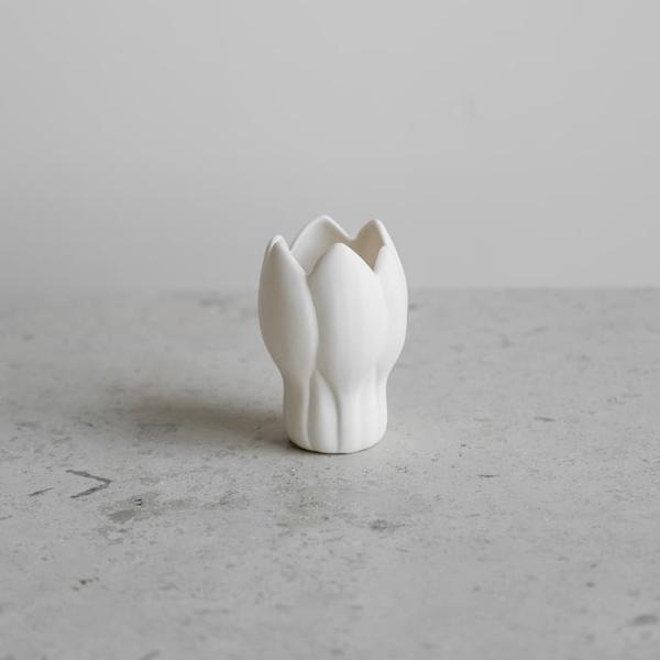 愛らしいクロッカスの花をモチーフにしたフラワーベース。そのままオブジェとして飾っても、小さな野の花を飾っても素敵です。グリーンは釉薬が塗ってありつやがありますが、ホワイトは内側のみに釉薬が塗ってあり、表面はマットな仕上がりとなっています。サ...