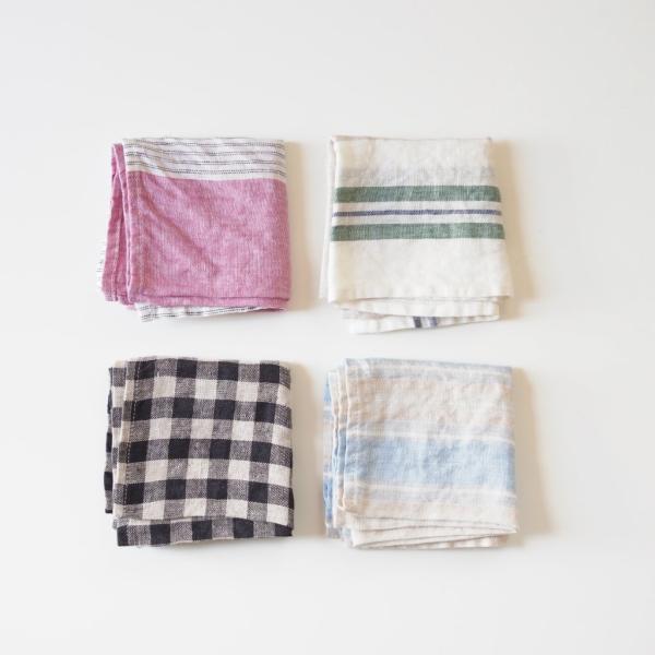 柔らかい肌触りのリネン100％のハンカチ。洗いをかけてあるので使い始めから柔らかく、手になじみます。風合いのあるリネン生地で、アイロンなしで気軽にお使いいただけます。【サイズ】42×42cm【素材】麻100％【生産国】リトアニア【配送方法に...