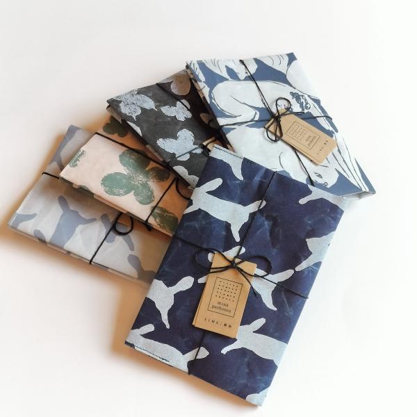 和紙独特の優しい手触りのブックカバーです。「mina perhonen」をお迎えし、一緒に製品をつくりあげたアイテム。ハンドドローイングの図案は、時の経過により色褪せることのない物語性豊かなデザインで、和紙「ナオロン」にシルク印刷で丁寧に刷...