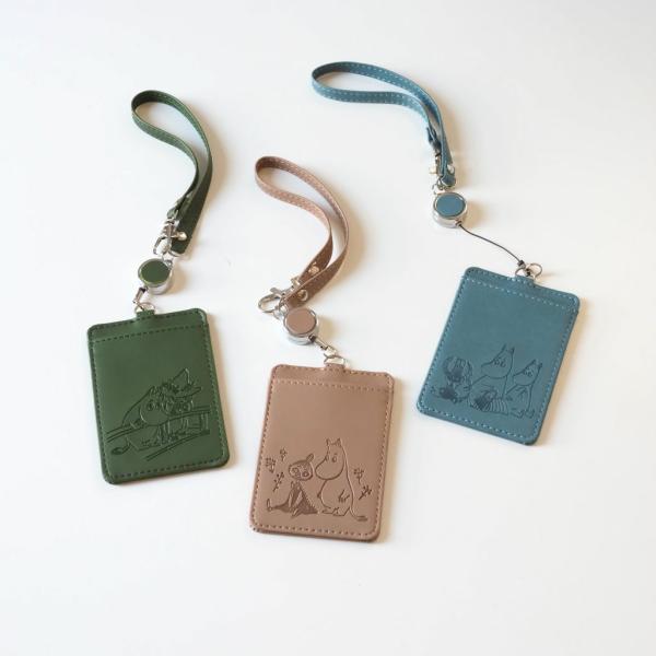 【配送方法について】メール便（クリックポストまたはネコポス）にて発送致します。宅配便発送をご希望の場合はご注文手続きの際に変更をお願い致します。（送料をご確認ください。）シックなカラーがおしゃれなムーミンキャラクターのパスケース。なめらかな...