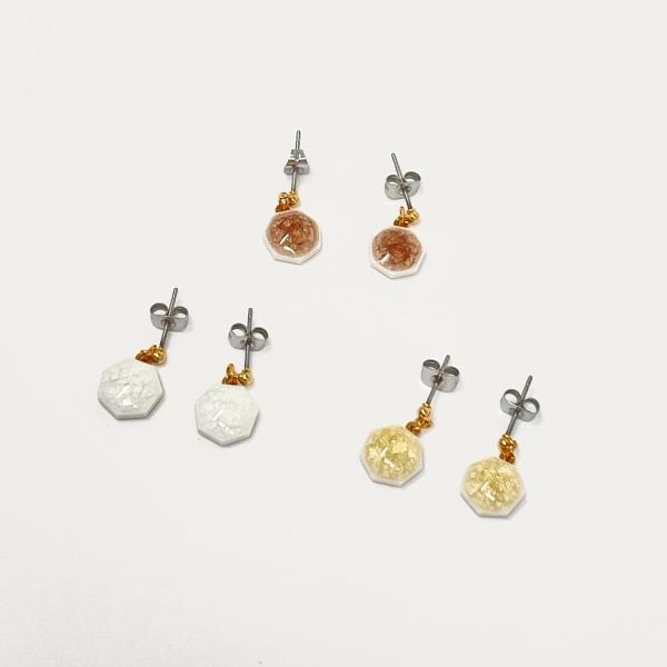 【配送方法について】メール便（クリックポストまたはネコポス）にて発送致します。宅配便発送をご希望の場合はご注文手続きの際に変更をお願い致します。（変更送料をご確認ください。）釉薬の表情をシンプルに身に着けて楽しめるイロとカタチの選べるシリー...