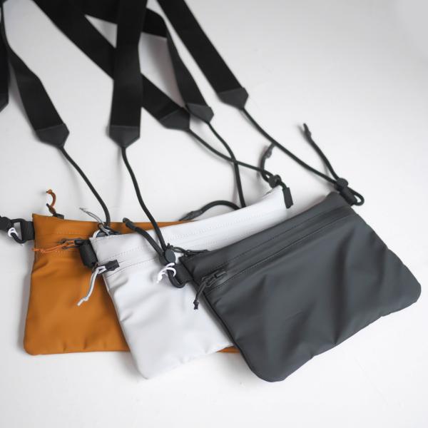 RAINSのUltralight Pouchです。散歩中の急な雨でも、止水ファスナーになっているので荷物が濡れてしまう心配はご無用です。長時間散歩しても、ベルトがしっかりと太いので肩に食い込みにくく快適に過ごせます。RAINS （レインズ）...