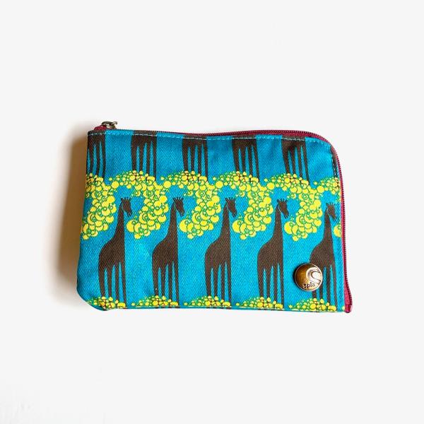 日常の中でさりげなくオシャレを演出してくれるspiaのアイテム。L字型のファスナーがついたティッシュケースです。中にはポケットが一つ付いています。マチのないフラットなタイプのポーチでバッグの中でも場所をとりません。外側がティッシュケースにな...