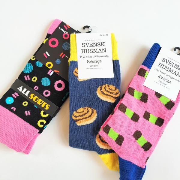 スウェーデンで愛されるシナモンロールやダムスーガレのお菓子柄のユニークな靴下です。カラフルでポップなデザイン、ご自宅用にはもちろんギフトにもぴったりです。サイズ：EUサイズ36-40（約22.5〜25cm)素材：コットン80％、ナイロン17...