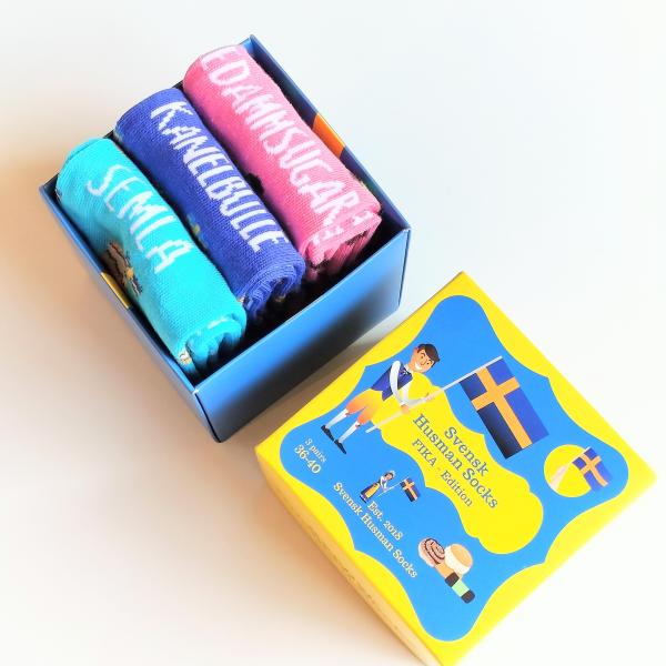スウェーデン発祥のお菓子「シナモンロール・セムラ・ダムスーガレ」それぞれを柄にしたソックスがギフトボックスに入って登場！さらっと履き心地の良いソックスで、足元からスウェーデンの文化をカラフルに楽しんでください！サイズ：EUサイズ36-40（...