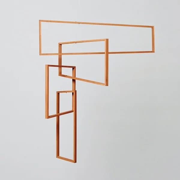 連続する窓枠のようなモビール1つあるだけで空間がガラッと変わるモビール。エアコンや人の動きなどわずかな風で瞬間ごとに形を変えます。窓際のコーナーなどに飾っていただくと影もたのしんでいただけます。窓枠１つ１つが空気の流れをとらえて変化する表情...