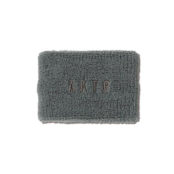AKTR製品にコーディネートしやすいカラーバリエーションのリストバンド。シンプルな刺繍入りで違いをアピール。material：コットン 70%、アクリル 30%FREE