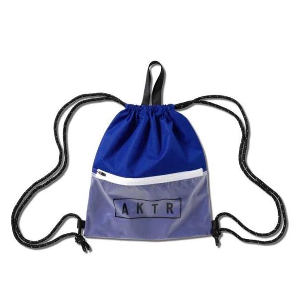 強度のあるポリエステル素材を使用したナップサック。フロントにファスナーで開閉可能なPVC素材のポケットをつけることにより、そこに収納したものが水に濡れるのを防ぐという機能付き。サブバッグとしてもメインバッグとしても使用できる、使い勝手の良い...