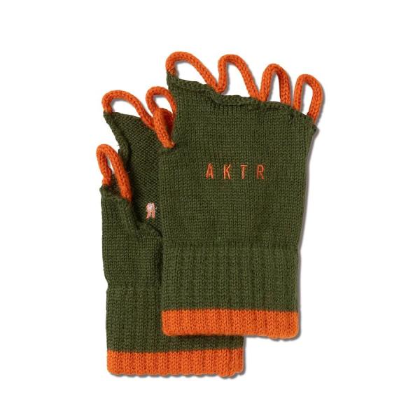 AKTRオリジナルのバスケットボールグローブ。冬の寒い時期に手を冷やさない為に、手の甲をカバーする便利なアイテム。合わせやすくシンプルなデザイン。material：アクリル 80%、ナイロン 15%、ウール 5%FREE