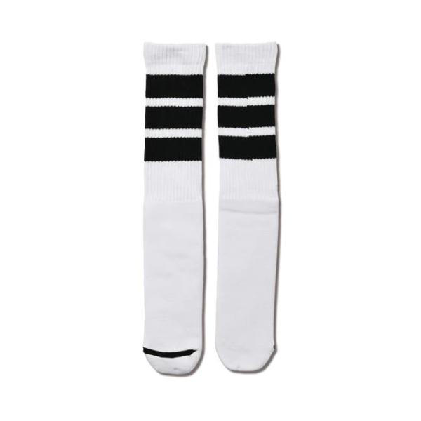 子供からモンスターまで誰でも履けるという触れ込みのソックス。オールドスクールなカラーリングと、足のサイズによって長さが変わるという一風変わった形が特徴。つま先にラインを配置し、表裏がわかりやすいデザインになっている。material：コット...