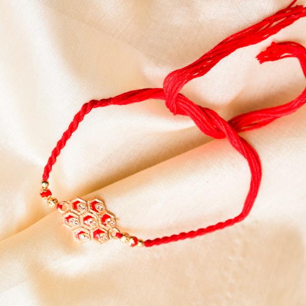 【発売日：2025年09月26日】ラーキー - インドの紐ブレスレット　ハニカムダイヤ / ブレス、ブレスレット、アンクレット、ラクシャバンダン、Rakhi、Raksha Bandhan、ラーキー、ギフト、ヒンドゥー教、紐ブレスレット、お守...