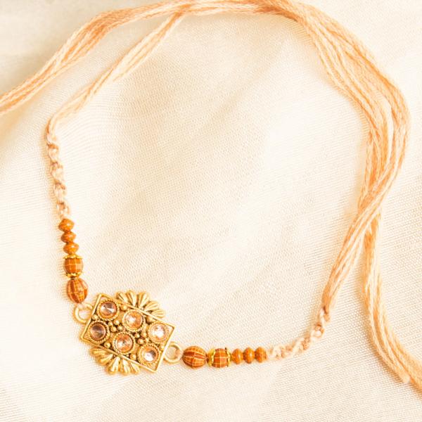 【発売日：2025年09月26日】ラーキー - インドの紐ブレスレット　ゴールド四角形 / ブレス、ブレスレット、アンクレット、ラクシャバンダン、Rakhi、Raksha Bandhan、ラーキー、ギフト、ヒンドゥー教、紐ブレスレット、お守...