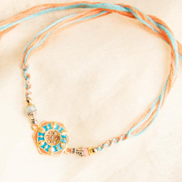 【発売日：2025年09月26日】ラーキー - インドの紐ブレスレット　六角形　コーラル×水色 / ブレス、ブレスレット、アンクレット、ラクシャバンダン、Rakhi、Raksha Bandhan、ラーキー、ギフト、ヒンドゥー教、紐ブレスレッ...
