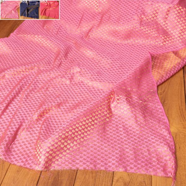 【発売日：2022年06月22日】〔1m単位切り売り〕〔各色あり〕インドの伝統模様布　光沢感のあるブロケード生地に　美しい金糸の紋織　ペイズリー〔幅約111cm〕 / 商用利用可、キラキラ布、豪華な布、切り売り　テーブルクロス　おしゃれ、計...