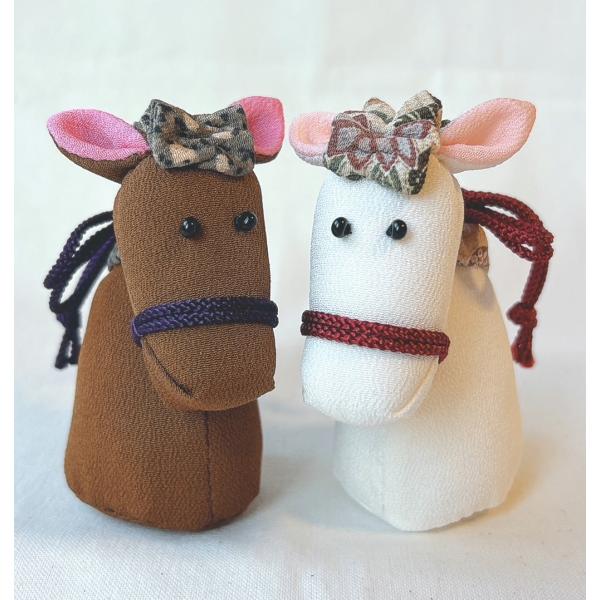 干支　馬（午）の正絹ちりめん生地で作るキットです。正絹ちりめん生地で作る　はやみずオリジナルの　うま袋のキットです。初心者の方でも簡単に作れるようなキットになっています。型紙と作り方の説明書、必要な生地がセットになっております。完成品サイズ...