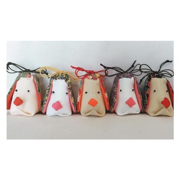 正絹ちりめん生地で作る当店オリジナルの犬袋のキットです。  初心者の方でも簡単に作れるようなキットになっています。 作成方法の説明書もついています。【セット内容】 　正絹ちりめん生地、ビーズ、内袋用布（薄絹布）、打ち紐　、型紙付説明書　　 ...