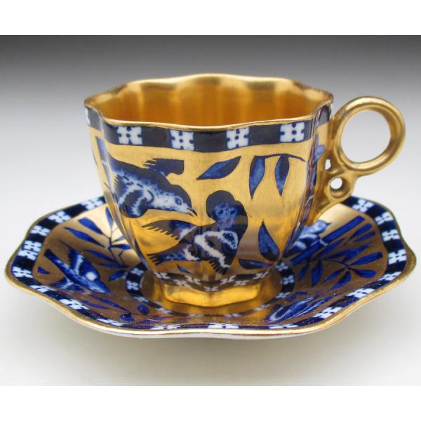 『コールポート 金彩竹雀絵デミタスカップ＆ソーサー』カップ見込み・ハンドルとソーサー井戸が金で塗られた高級デミタス。コールポートの特徴的な、藍染付け面に切り抜きのような金装飾。“竹に雀”の構図は、1862年のロンドン万国博覧会以来広まったジ...