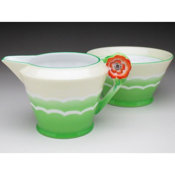 『オールドノリタケ グリーン地 シュガー＆フラワーハンドル付クリームポット セット』花をモチーフにしたハンドル。ハンドルに花や蝶をデザインしたものは、主に英国で、19世紀末のアールヌーヴォー様式の頃から造られるようになって、1930年前後の...