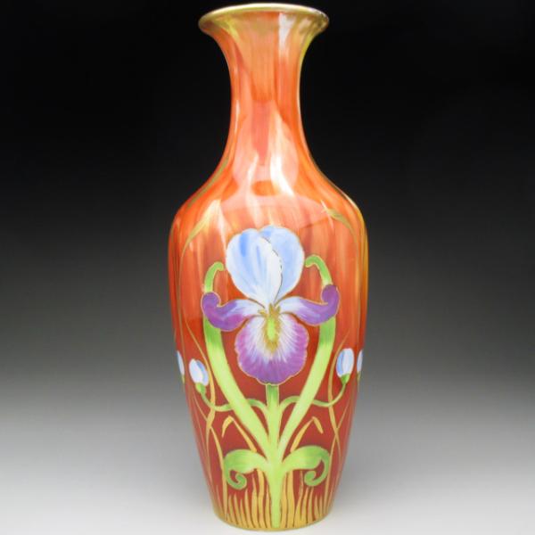 『ニンフェンブルク 金彩アイリス絵 花瓶』19世紀末にフランスから始まったアール・ヌーヴォーがヨーロッパ中に波及して、ドイツではそれをユーゲント・シュティールと呼び、特徴は定規を使ったような機械的な線ではなく、手描きの植物的な曲線。本品もそ...