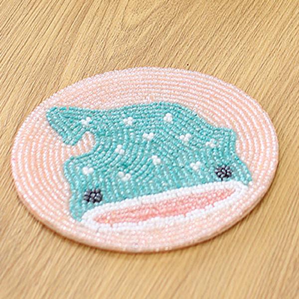 ほっこり癒される♪ジンベエザメのビーズコースターニコニコと泳ぐジンベエザメがかわいい、ビーズコースター。淡いパステルカラーの色合いと、ビーズのやさしい風合いがほっとなごむポイントです。お部屋に置くだけでもかわいく、インテリアのアクセントに。...