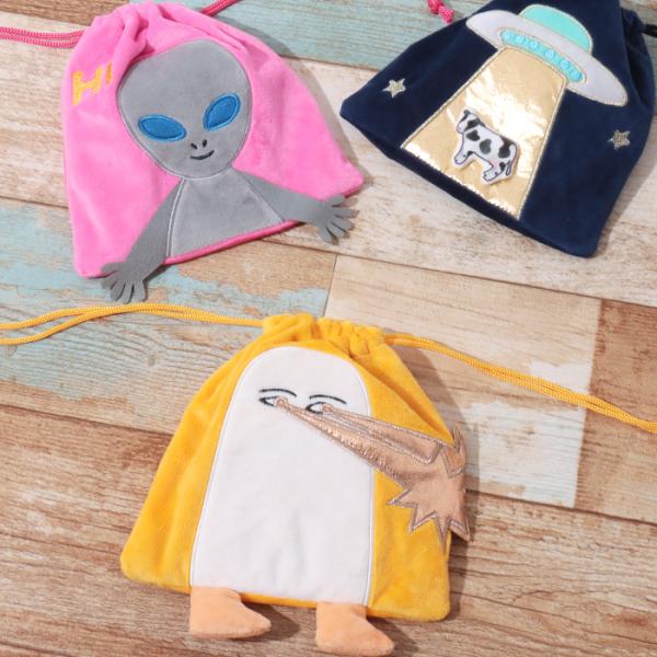 ＼『大人の図鑑』×チチカカ／コラボレーション！ふわふわで可愛い巾着ポーチふわふわの起毛素材で仕上げたキャラクター巾着ポーチ。手足の立体パーツやキラッと光る生地がアクセントになり、バッグの中でもパッと目を惹く存在感です。見た目のかわいさはもち...