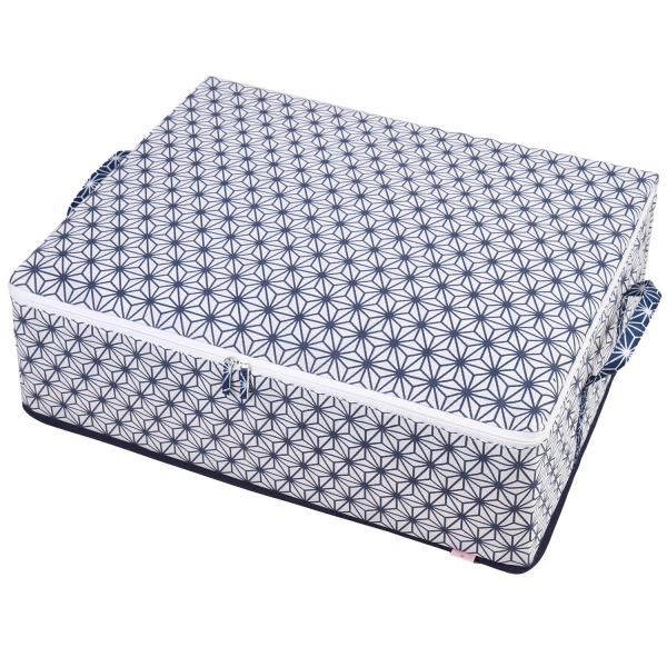 【商品名】　アストロ 収納ケース 毛布用 ホワイト 麻の葉柄 不織布 折りたたみ 持ち手付き 850-08 【商品説明】　・【お洒落で伝統的な麻の葉】:白地に紺色で伝統的な麻の葉柄をプリント。持ち手付きで持ち運びもカンタン。・【サイズ違いと...