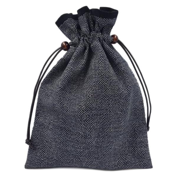 【商品名】　手作り工房FUJITA 巾着袋 裏地付き 和柄 鮫肌小紋×黒 日本製 御朱印帳袋 御朱印帳入れ 【商品説明】　・【サイズ】縦：約31.0cm　横：約23.0cm　【素材】本体：綿　紐：レザーコード　ウッドビーズ・大きめサイズで長...