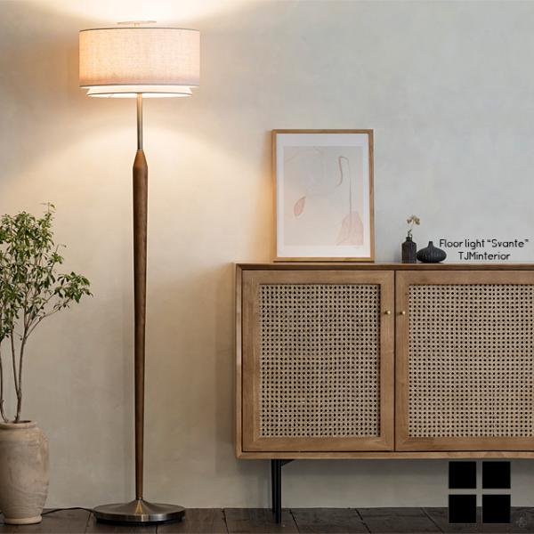アンティークゴールドの金属パーツと木製部品、布製生地を組合せる事でミッドセンチュリー感漂う雰囲気に仕上がったフロアライトです。スヴァンテ Svante フロアライト フロアランプ スタンドライト スタンドランプ ポールランプ ファブリック ...