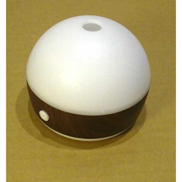 まんまる小っちゃな電池式のディフューザーです。単４電池２本で２０分タイマー付、もちろん充電池も使用可能。灯いているのがわかりますか？ 柔らかな光とアロマのやさしい香りが、あなたの心と体を癒やします。デスクやベッドサイドに置いて使ったり．．カ...