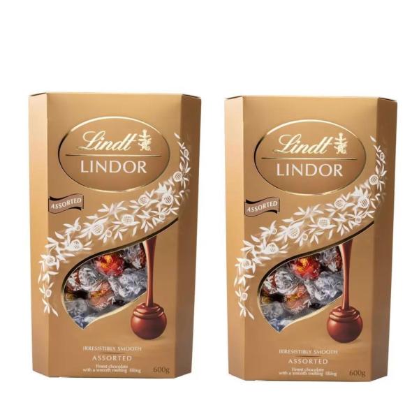 【商品説明】チョコレートの中になめらかなフィリングを詰めた全く新しいチョコレート「リンドール」が 開発されたのは今から70年前。レース模様があしらわれたパッケージはスイスを代表するチョコレートブランドに成長し、1967年には、デザインをキュ...