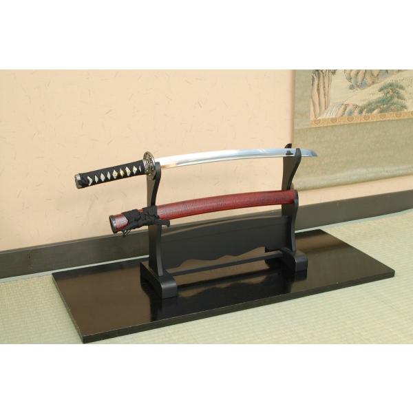 しのびや特製刀剣証明書・クリーニングクロス付き！龍馬拵え龍金具龍・透かし鍔龍馬伝で新たに人気の坂本龍馬の拵えです。 ■ 仕様刀身：亜鉛合金（クロムメッキ仕上げ）　樋入り刀身刃文：陸奥守吉行写し柄：樹脂製、白鮫　柄糸：人絹、黒糸鍔：合金製、龍...