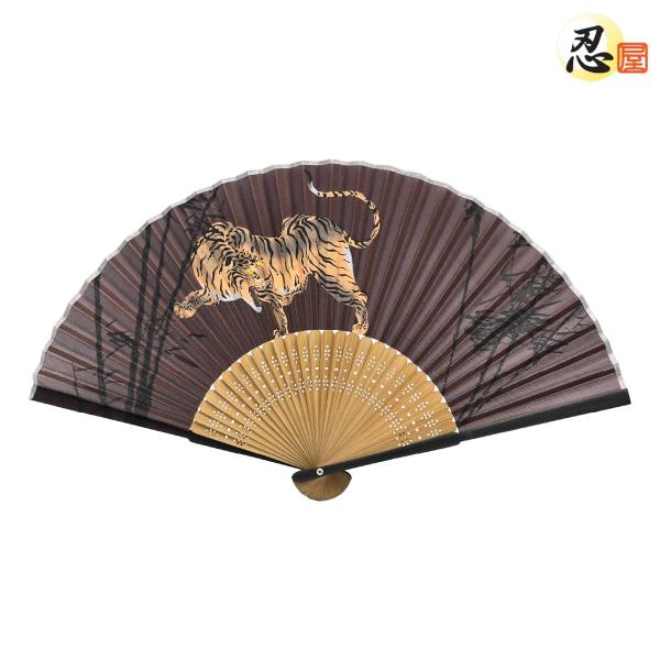 ■商品名：高級シルク扇子 『虎』■素材：扇面:シルク　扇骨:竹■サイズ：長さ22cm、広げた大きさ38cm ■重量：約25g普段使いはもちろん、着物・浴衣姿にもとても似合います。高級シルクでできているので破れにくく、耐久性に優れています。