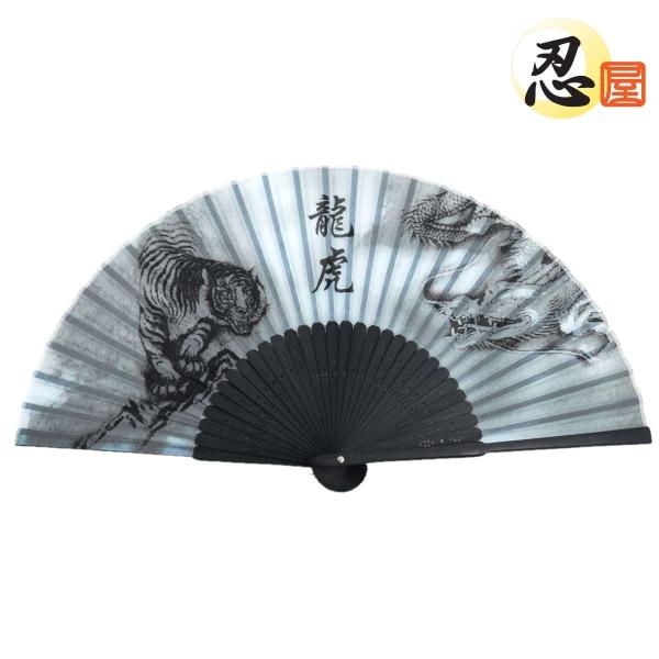 ■商品名：高級シルク扇子 『龍虎 ブラック』■素材：扇面:シルク　扇骨:竹■サイズ：長さ22cm、広げた大きさ35cm ■重量：約25g普段使いはもちろん、着物・浴衣姿にもとても似合います。高級シルクでできているので破れにくく、耐久性に優れ...