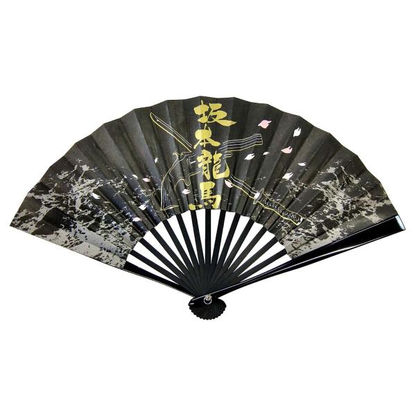 ■ 商品名 ：尾形刀剣 女性用鉄扇６．５寸 /黒 坂本龍馬■ 材　質 ：親骨：硬質亜鉛合金　　　　　　　中骨：竹・和紙■ サイズ ：全長19cm■ 付属品 ：扇子袋　　　　　　　箱入　