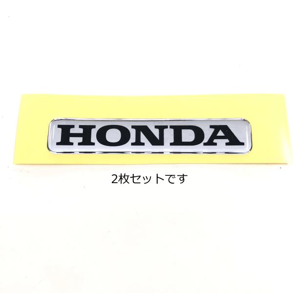 ホンダスーパーカブのサイドカバーの装着されている純正のＨＯＮＤＡロゴビトロタイプマーク２個セットです。大きさ：縦１５ｍｍ　横８２ｍｍ材質　：メッキベースの上に黒ロゴ表　　：平面　軟質樹脂でコーティング裏　　：平面　両面テープで貼り付け軟質タ...