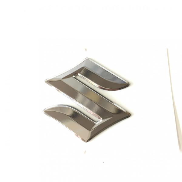 スズキ隼、ＧＳＸ−Ｒに装着されている純正のエンブレムです。大きさ：縦４６ｍｍ　横４６ｍｍ材質　：立体軟質ステッカー表　　：立体　盛り上がり　弱艶メッキ仕上げ　裏　　：平面　両面テープ付き柔らかい素材でできている為、少しの曲面でしたら貼り付け...