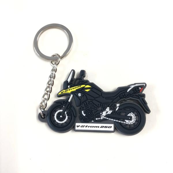 スズキ純正アクセサリー V-STORM250のラバーキーホルダーです。大きさ：縦３5ｍｍ　横６５ｍｍ (ＰＶＣラバー部)材質　：ＰＶＣラバー表　　：V-STORM250裏　　：V-STORM250ＰＶＣラバー製の柔らかいタイプのキーホルダー...
