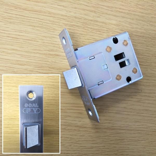 お取り替え用錠前ケースのみの販売です。フロント刻印：GOAL PYフロントサイズ：100mm×25mm取付ビスピッチ：80mmバックセット51：51mm[ネコポス便について]　※全国一律送料￥330　※配達はポスト投函になります。　※日時指...