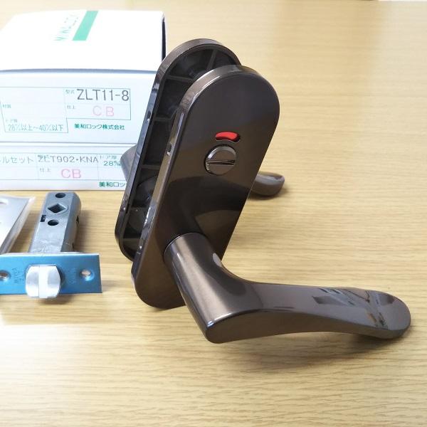 信頼の美和ロック製、住宅内部専用のレバーハンドルです。チューブラータイプのラッチが付きます。（24ｍｍ径）調整ストライク付きバックセット：51ｍｍ扉厚：28〜40ｍｍ材質：アルミダイカスト通常2〜3営業日後の出荷となります。