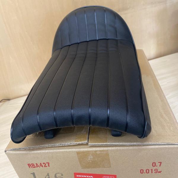 ドリーム50/DREAM50 シート　です。ホンダの純正品です。新品です。ホンダのオリジナルパーツ！ 安心の証【赤ラベル】がもちろん付いています! 新品なのでピカピカです。