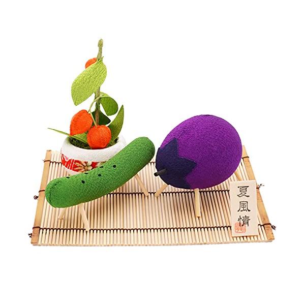 「商品情報」季節のインテリアとして手軽にお飾り頂ける龍虎堂の和雑貨お盆の盆棚にお供え物と一緒にお飾りする精霊馬です。お盆にご先祖様の行き帰りの乗り物として飾ります。きゅうりは足の速い馬で、茄子は歩くのが遅い牛として見立てられています。「主な...