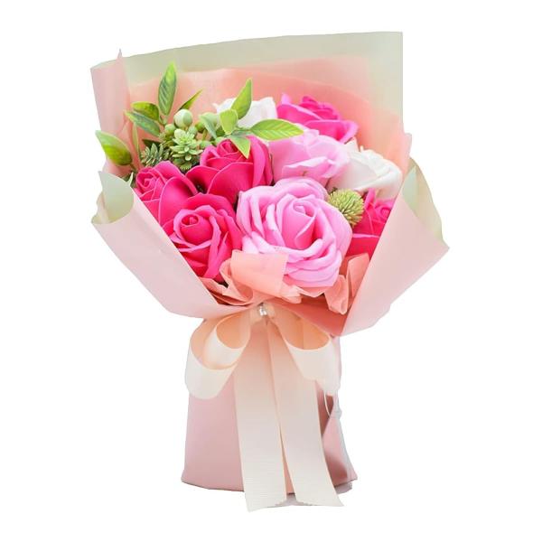 「商品情報」説明石鹸の成分でできたソープフラワーのブーケです。石鹸のほのかな優しい香りをお楽しみ頂けます。ブーケ専用のバッグ付き。底に鉄板が入っているので立てて飾る事が可能なスタンディングタイプ。【使用上のご注意】※本製品は観賞用です。石鹸...