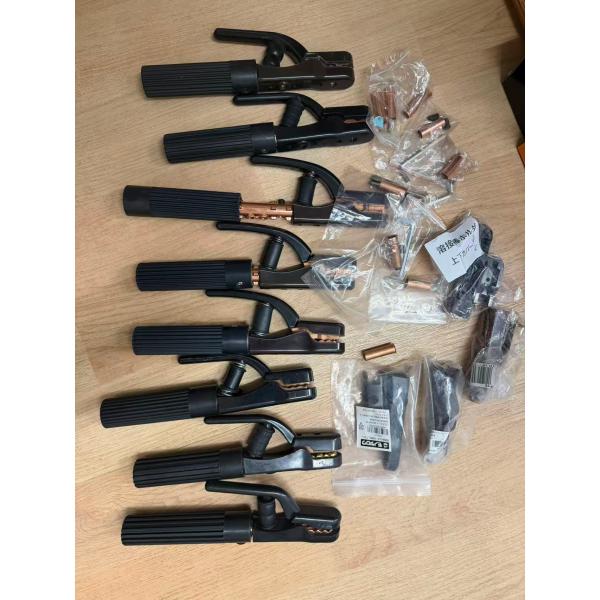 アーク溶接機用 溶接棒ホルダー　　＜展示品＞ ch2523003 アーク溶接機 溶接棒ホルダー 300A 　8本　サビース上下カバ　4セット　＜展示品＞・ノークレームノーリターンでお願いいたします。■特徴：1.本体金具部分は鍛造製で耐熱・強...