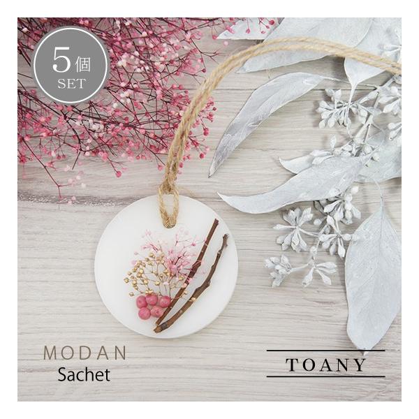 香り：サクラ華やかでやさしい甘みがあり、桜の化粧品や石鹸のような清潔感のある香りです。※サイズ：約直径/60mm 厚み10mm香りは通常、半年から1年ほど続きます。臭いなどが強い場所ですと、香りの持続期間が短くなる場合があります。花材/ブリ...