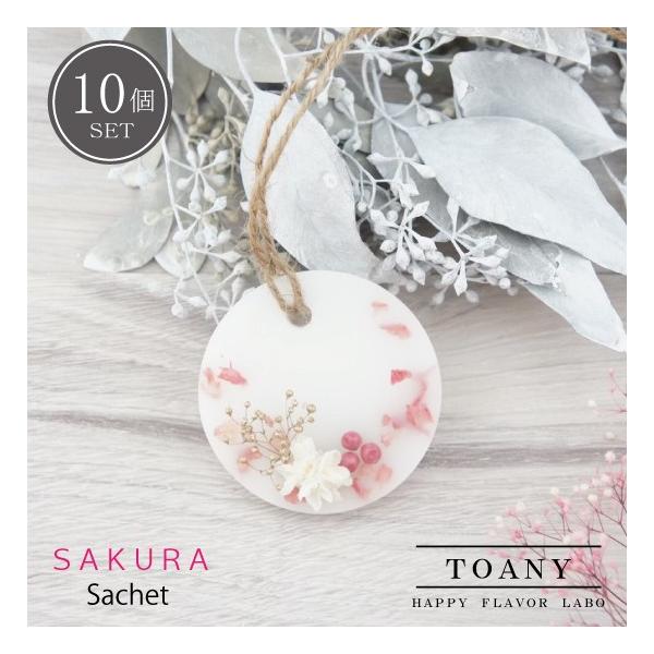 香り：サクラ華やかでやさしい甘みがあり、桜の化粧品や石鹸のような清潔感のある香りです。※サイズ：約直径/60mm 厚み10mm香りは通常、半年から1年ほど続きます。臭いなどが強い場所ですと、香りの持続期間が短くなる場合があります。花材/ブリ...