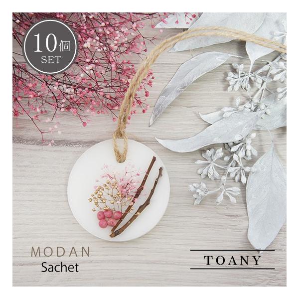 香り：サクラ華やかでやさしい甘みがあり、桜の化粧品や石鹸のような清潔感のある香りです。※サイズ：約直径/60mm 厚み10mm香りは通常、半年から1年ほど続きます。臭いなどが強い場所ですと、香りの持続期間が短くなる場合があります。花材/ブリ...