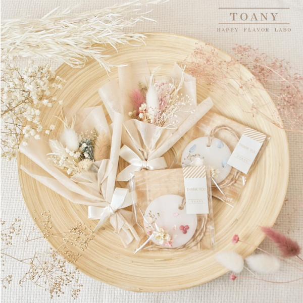 プリザーブドフラワーのブーケと、いい香りに癒されるサシェのギフトセットです。ギフトボックスにお入れしてラッピング致します。【フラワーブーケ】全てプリザーブドフラワーを使用しておりますので、長期間このままの状態をお楽しみいただけます。サイズは...