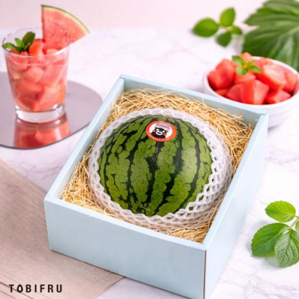 小玉すいかは通常の大玉すいかに比べてコンパクトながらも、味や品質に優れた魅力がたっぷりの品種です。小玉の方が甘みがギュっと凝縮されていて、皮が薄く、皮目ギリギリまで美味しく召し上がっていただけます。平均糖度は約11度以上と、大玉の甘い中心部...