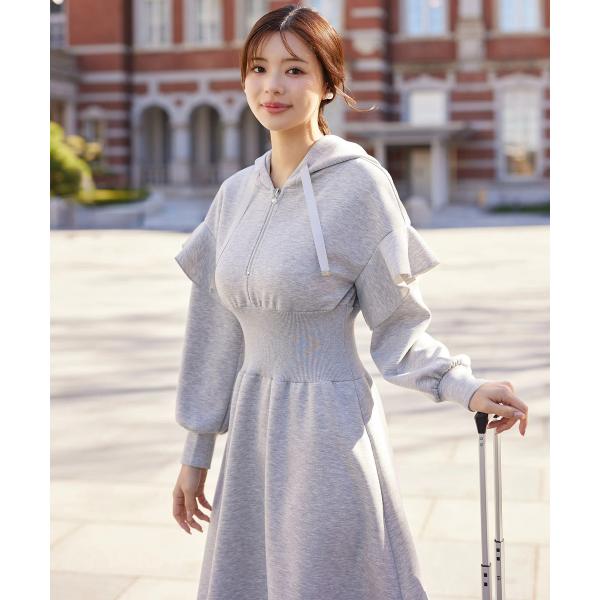 【NO】186-202919【Item】カジュアルになりすぎずレディライクに着こなせるtoccoならではのボンディングフーディワンピース。スリーブには可憐なラッフルフリル、ファスナーと袖口には上品なパールをあしらい、レディライクな甘さを添え...