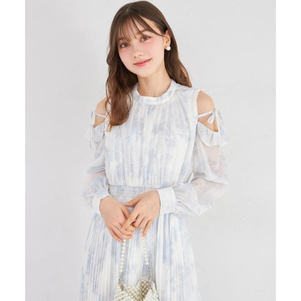 【NO】186-204052【Item】淡いニュアンスカラーのフラワープリントで旬の洒落感を演出するワンピース。リボンとフリルを施したオープンショルダーでヘルシーな肌見せが叶います♪ウエストはシャーリングゴム仕様だからキュッとメリハリのある...